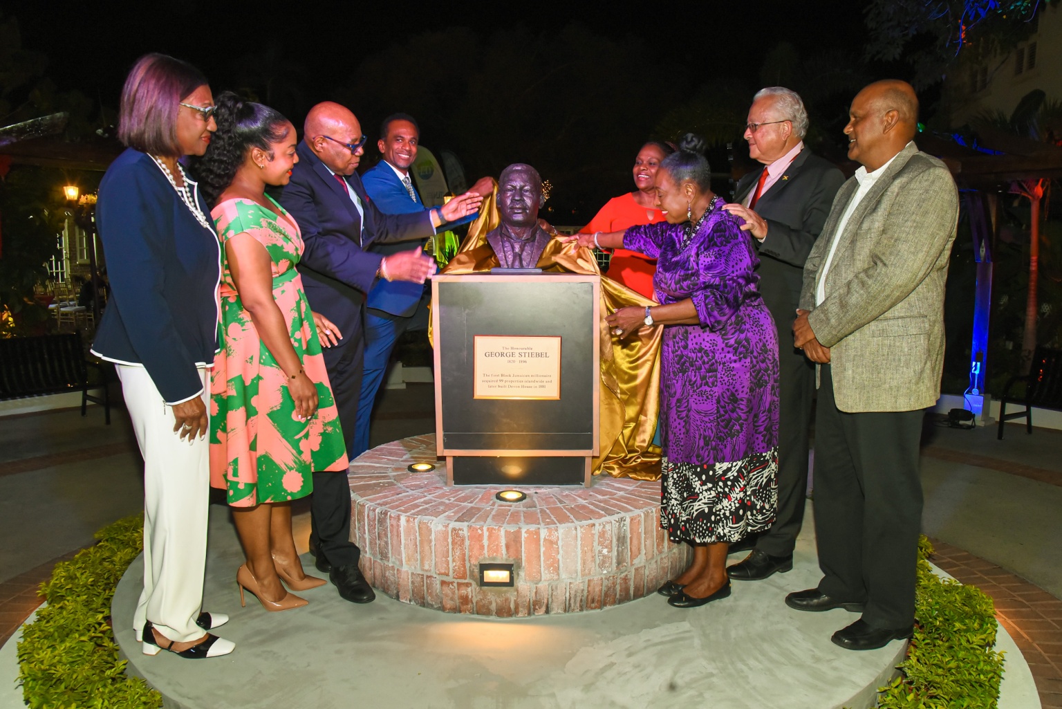 Inauguración oficial del busto de George Stiebel en Devon House ...